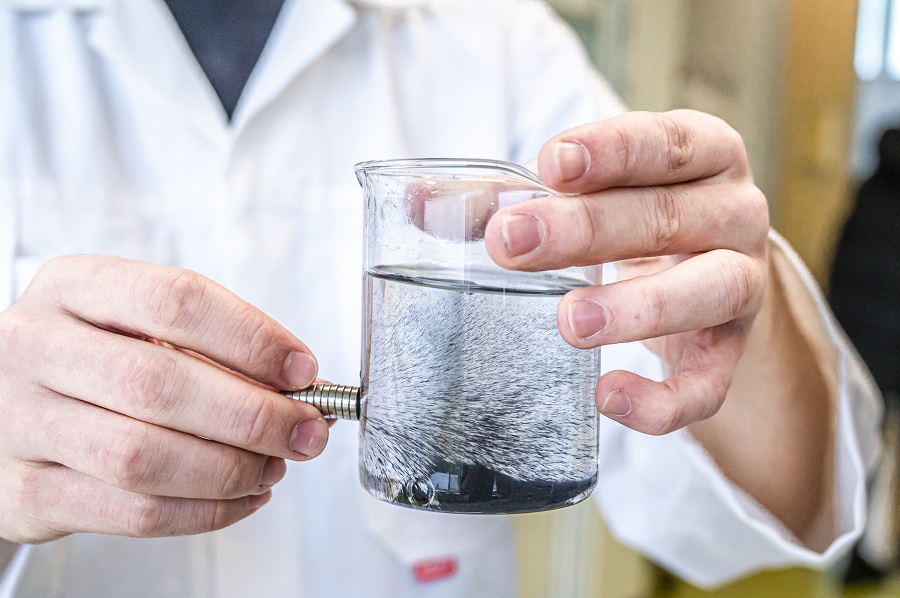 Fion Ferriera Using ferrofluid ( iron powder) to magnetically ca ...