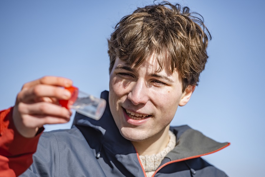 El creador de un sistema para la eliminación de microplásticos del agua ...