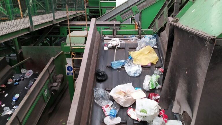 Acuerdo para modernizar las plantas de selección de envases en Catalunya